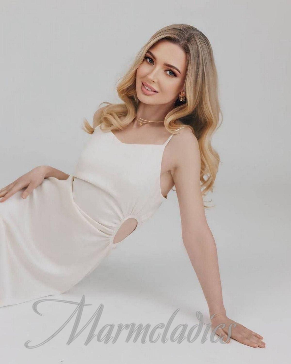 Hot bride Alena from Praga, Czech Republic: Russian women